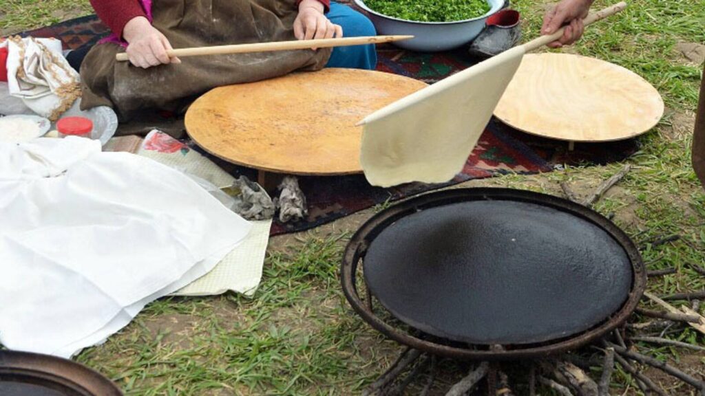 Παρασκευή flatbread Lavash, Katyrma, Jupka, Yufka διαδίδοντας αυτό το ...